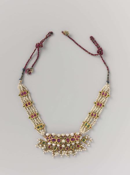 Necklace Definition, Meaning & Usage | FineDictionary.com