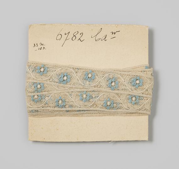 Off-white Definition, Meaning & Usage | FineDictionary.com