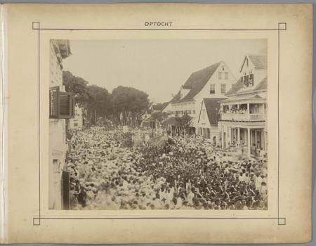 Ovation Definition, Meaning & Usage | FineDictionary.com