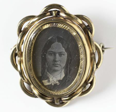 Brooch Definition, Meaning & Usage | FineDictionary.com