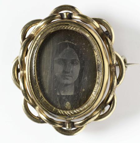 Brooch Definition, Meaning & Usage | FineDictionary.com