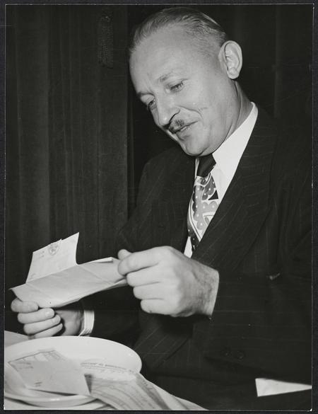 Confer Definition, Meaning & Usage | FineDictionary.com