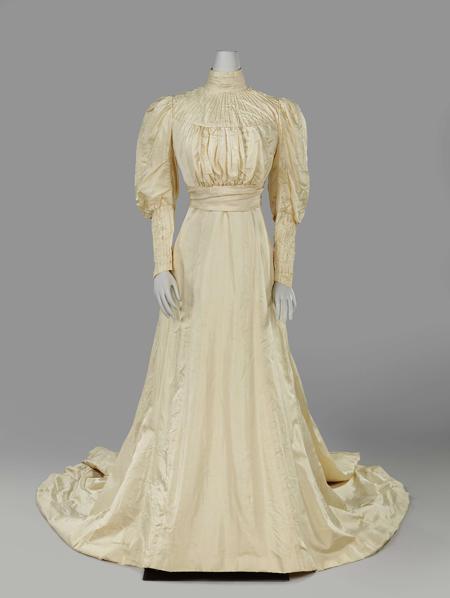 Bridal gown Definition, Meaning & Usage | FineDictionary.com